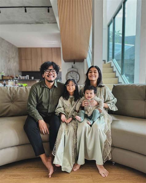 Profil Ferry Irwandi Istri Pendidikan Kekayaan Fakta Menarik