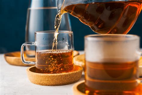 대체 커피 양조 방법 순수한 위에 갓 양조 한 커피와 나무 트레이에 유리 주전자 갈색에 대한 스톡 사진 및 기타 이미지 갈색 검은색 기포 Istock