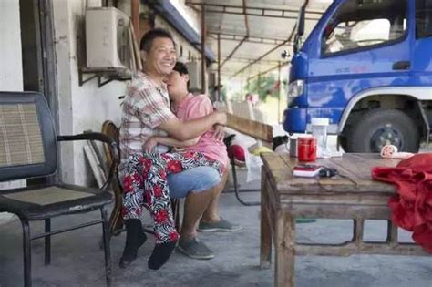 夫妻視頻，50多歲的老男人竟然對女人看完令人不捨！