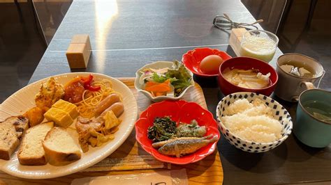 【博多のグルメ 九州】博多駅近くの電車の見えるレストランで美味しい朝食頂きました。 Youtube