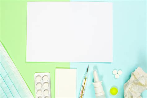 의료 마스크 비 강 스프레이 의약품 온도계 손수건 녹색 파란 배경에 감기와 독감 치료의 복사 공간 개념입니다 에 백색 감기와