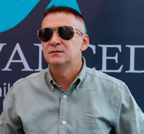 Arjan Konomi Befason Ndjekësit Me Look Un E Ri Arkivanews