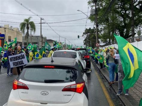 Comandantes das Forças Armadas cobram ação de Bolsonaro para conter atos em frente a quartéis