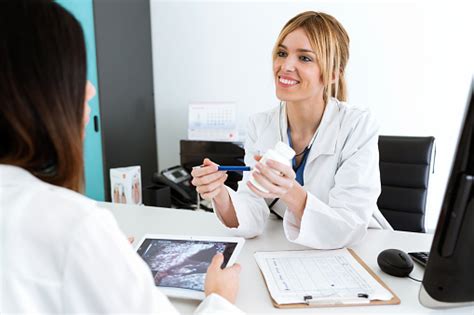 예쁜 젊은 여자 산부인과 의사에 대 한 약물 처방 의료 상담에서 임신 계획에 대한 스톡 사진 및 기타 이미지 계획 백인종 부인과 의사 Istock