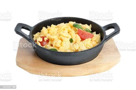 흰에 고립 된 프라이팬에 콩나물과 체리 토마토와 맛있는 스크램블 계란 0명에 대한 스톡 사진 및 기타 이미지 0명 건강한