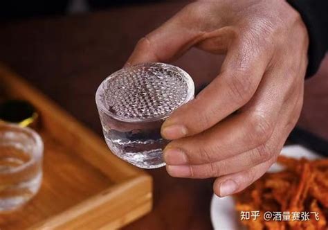 叔叔给爷爷送1箱光瓶酒，姑姑骂他抠门，了解清楚后，向他道歉 知乎