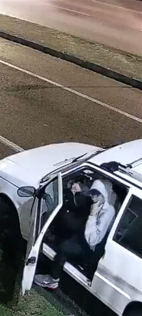 C Mera De Seguran A Flagra Suspeito Furtando Carro De Trabalhador No