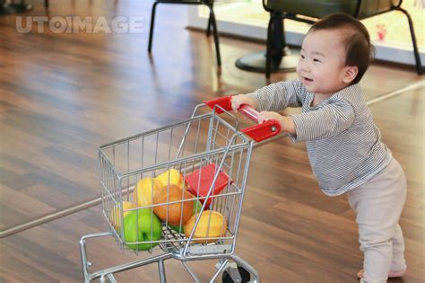 아기 아이 쇼핑카트 장난감 걸음마 신난 재미 토이 육아 남자아이 남자아기 11개월 1살 인물 모델 귀여운 작은 사랑스러운 걷기