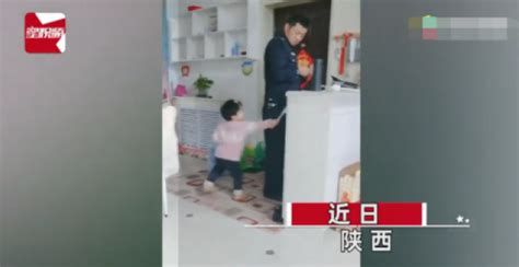 警察爸爸下班回家后女儿一顿拍打嘴里振振有词，原因令人心疼！腾讯新闻