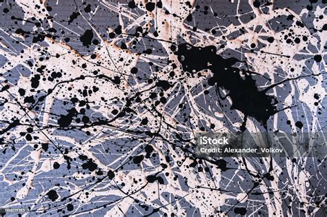 떨어지는 기술을 사용하여 그린 그림 흰색과 검은 색의 다른 색상을 혼합 선과 반점 수평 방향 3차원 형태에 대한 스톡 사진 및 기타 이미지 Istock