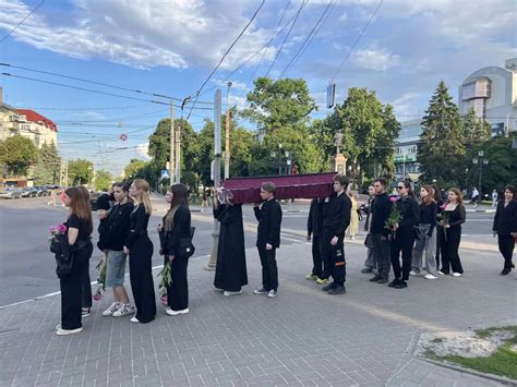 У Сумах школярі пронесли вилицями труну під пісню «Остання путь проти обєднання гімназії №1 та