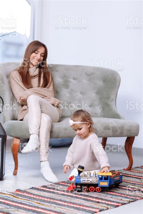 어머니의 날 작은 유치원 소녀 아이의 초상화 흥분 젊은 어머니는 스튜디오에서 함께 연주 재미를 가지고 행복한 엄마와 딸 포옹 포옹 쇼 사랑 기차와 함께 연주 가족을 즐길 수