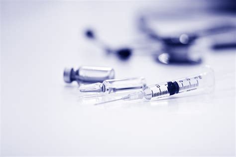 바늘 유리병과 마약 그리고 청진 기는 흰색 배경에 고립의 초점 용액 3 Ml 플라스틱 주사기 건강 검진에 대한 스톡 사진 및 기타 이미지 Istock