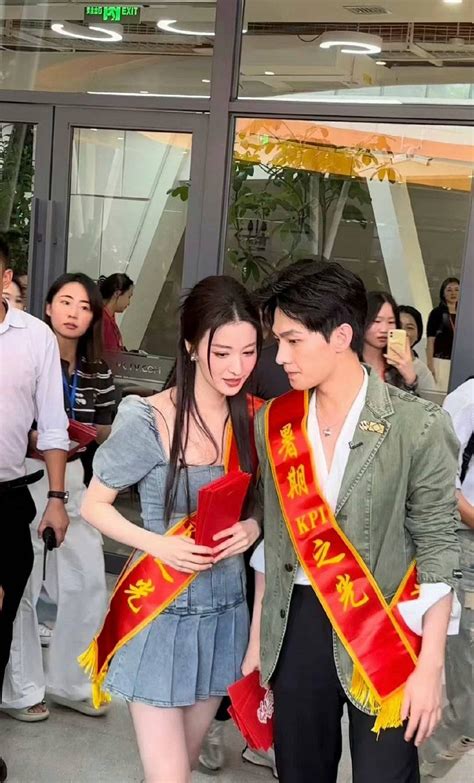 杨洋王楚然合体营业好养眼 二人身披绶带颇具喜感 搜狐大视野 搜狐新闻