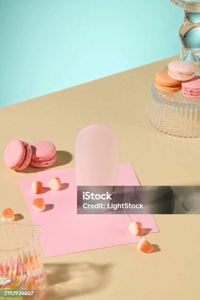 형형색색의 마카롱 젤리 사탕 분홍색 스퀴즈 병이 밝은 청록색 배경을 배경으로 노란색 탁자 위에 배열되어 있습니다 위의 관점 0명에 대한 스톡 사진 및 기타 이미지 Istock