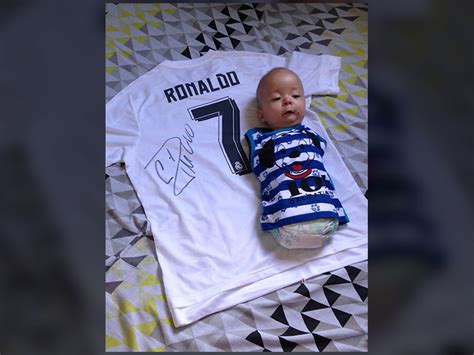 Camisa que Cristiano Ronaldo assinou para ajudar bebê brasileiro que