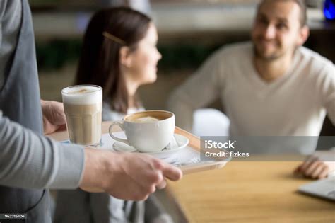 카푸치노와 라 떼 커플 카페 근접 촬영에서에서 제공 하는 웨이트리스 웨이터에 대한 스톡 사진 및 기타 이미지 웨이터 카페