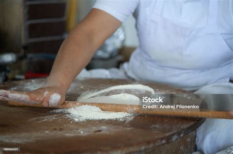 전통적인 수동 식으로 요리하는 한 여성이 오래된 오븐에서 터키 고즐레메 케이크를 굽습니다 반죽의 준비 반죽 압연 코티지 치즈