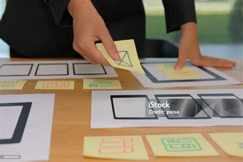 사용자 경험 Ux 디자이너 디자인 웹 스마트폰 태블릿 레이아웃에 모바일 응용 프로그램을 계획 하는 Ui입니다 개발자는 비즈니스 프로토 타입 사용 개발에 대한 스톡 사진 및