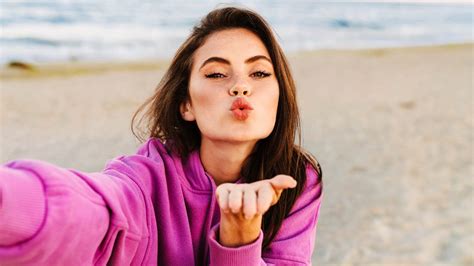 7 Strategies Regular People Always Use To Get Noticed — Without Being The Loudest In The Room