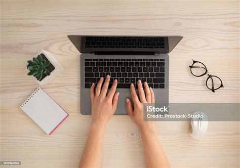 작업 영역 개념입니다 사무실 데스크톱에서 일하는 여성 손 랩톱 키보드 입력 상단 보기 검은색에 대한 스톡 사진 및 기타 이미지 검은색 공부 광고 Istock