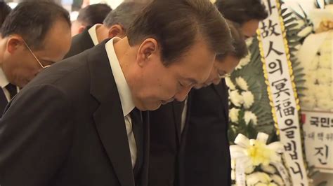 정치 현장영상 윤 대통령 국무위원들과 이태원 합동분향소 조문 Ytn