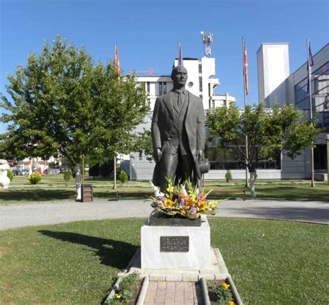 Во Прилеп одбележани 66 години од смртта на Методија Андонов Ченто Сител Телевизија