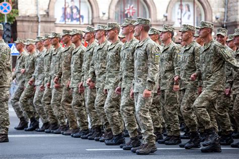공수 부대 우크라이나어 군대 구조대원들이 분리되어 있습니다 구조 군사 시스템은 퍼레이드에서 행진하고있다 군중의 행진 육군 병사들