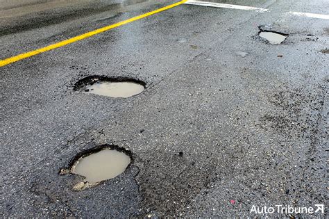 밟으면 진짜 터집니다 도로 곳곳에 생긴 포트홀 무조건 피하는 게 답일까