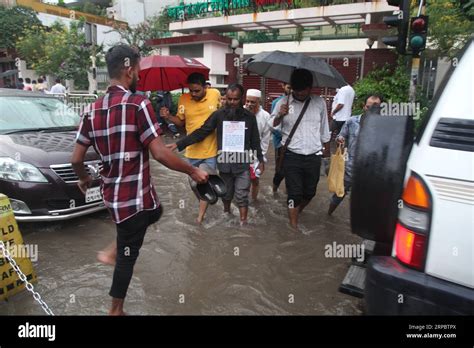 Dhaka Bangladesh On August 09 2023 Bangladeshi People Cross A