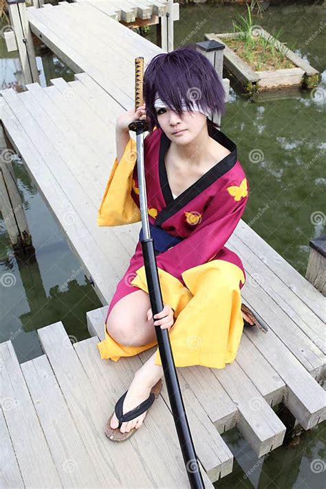 Cosplayer Japonés Samurai De Sexo Femenino Foto Editorial Imagen De