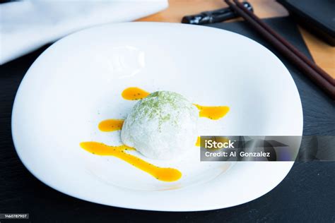 떡은 작은 찹쌀인 모찌고메로 만든 일본 케이크입니다 쌀을 반죽으로 두드려 원하는 모양으로 성형합니다 0명에 대한 스톡 사진 및