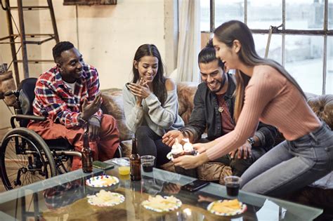 장애인 아프리카 남자 즐긴다 컵 케이크 서프라이즈 와 친구 아프리카계 미국 민족에 대한 스톡 사진 및 기타 이미지 아프리카계 미국 민족 장애 20 29세 Istock