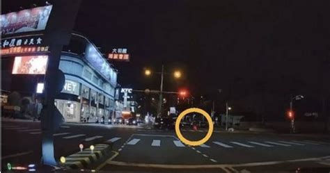綠燈倒數驚魂！台中婦小跑步過馬路 左轉車突逼近嚇趴斑馬線 社會 Ctwant
