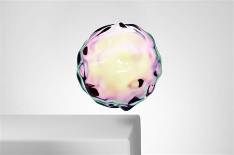 抽象的なガラスの図は丸い形をねじった曲線の波状の滑らかな形のホログラフィッククリア彫刻アクリルまたはプラスチック組成物青の背景に透明な光沢の
