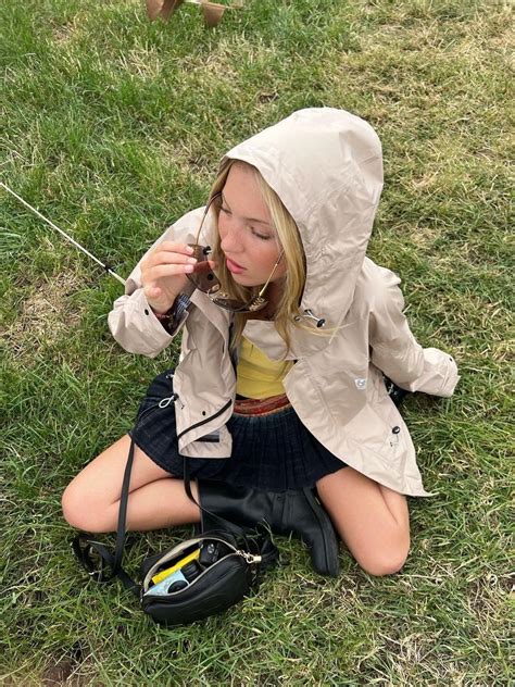 Lila Moss Follows In Her Mother Kates Fashionable Footsteps At