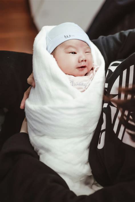가벼운 걱정 없는 고요한 귀여운 누워 있는 다정한 달콤한 담요 돌보다 매력적인 면직물 목가적인 민감한