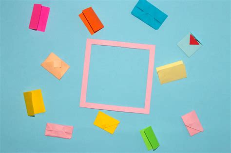 파스텔 블루 배경에 복사 공간으로 핑크 프레임 프레임 다채로운 봉투 주위에 편지의 날 0명에 대한 스톡 사진 및 기타 이미지
