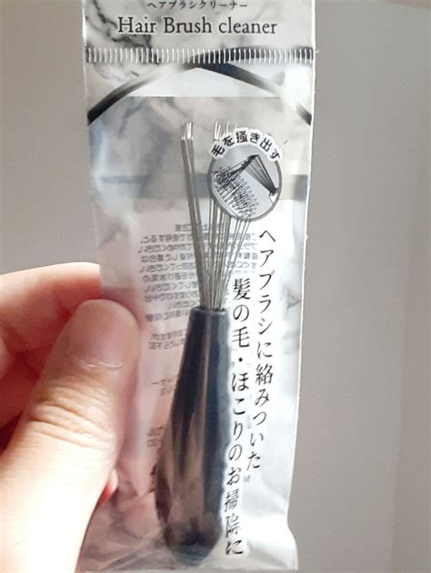 ヘアブラシクリーナー｜セリアの口コミ 超優秀！100均で買えるおすすめヘアケアグッズ！正直レビュ 初めて着た洋服にチョコアイスこぼした