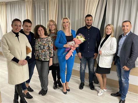 Статия в Trud Bg Кметът Иван Портних връчи награди на изявени варненки