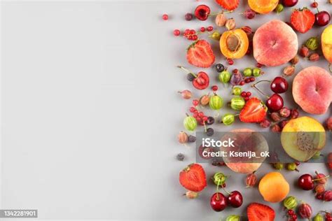 회색 배경에 여러 가지 색상의 다른 과일을 텍스트에 대 한 배치 0명에 대한 스톡 사진 및 기타 이미지 0명 감귤류 과일 개체 그룹 Istock