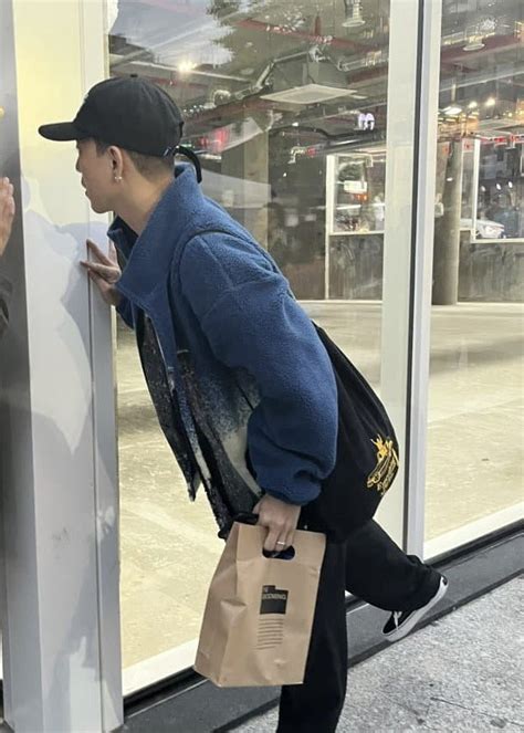 바쁜꿀벌 On Twitter 같은 날 같은 가방을 멘 두 남성… 그리고 그거슨 필독 작가님의 전시 굿즈… 이 남성들의 민트빛
