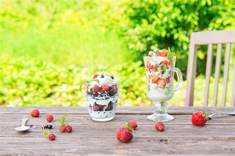 라즈베리 딸기 블랙 커 런 트 키 위 크림 비스킷이 포함 된 레이어 드 디저트 0명에 대한 스톡 사진 및 기타 이미지 0명 검은색 까치밥나무 열매 계절 Istock