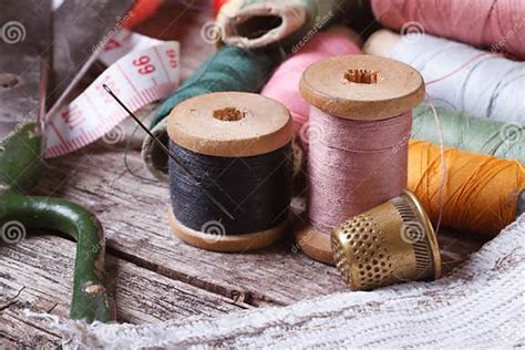 为缝合的工具：螺纹，剪刀，磁带，针，顶针 库存图片 图片 包括有 剪刀 投反对票 背包 红色 颜色 36782427