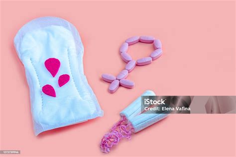 보호 생리 대 면 탐폰 및 분홍색 진통제로 만든 성별 기호 여성 부인과 건강과 친밀한 위생의 개념 플랫 레이 텍스트에 대한 복사