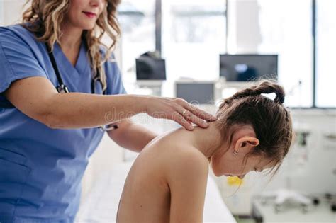 Ortopédico Examina La Postura De La Columna Vertebral Y Las