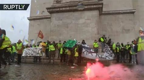 Более 100 человек задержаны и 10 пострадали во Франции протестуют против повышения цен на