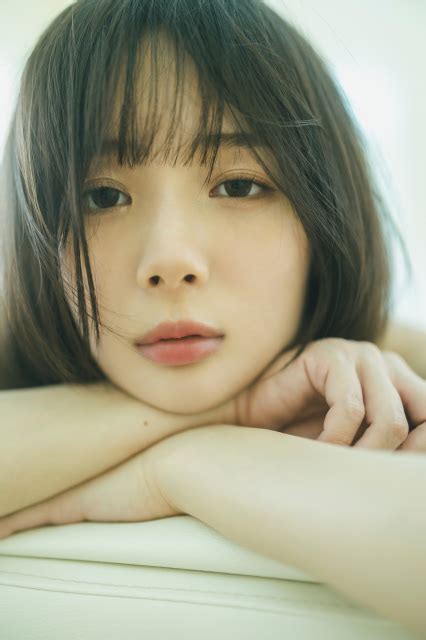 【エンタメ総合】岡田紗佳、肌見せすぎワンピに衝撃 写真集カット公開で「脚やば」「違う人みたい」