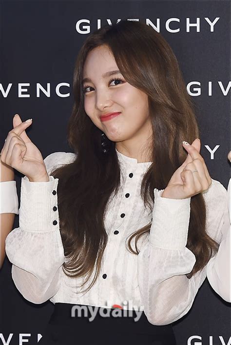 Twice林娜琏俞定延金多贤首尔出席品牌宣传活动 搜狐大视野 搜狐新闻