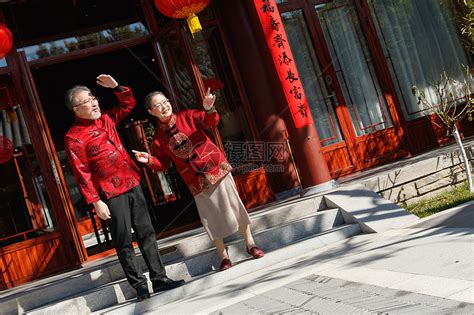 高兴的老年夫妇出门迎接高清图片下载 正版图片 摄图网